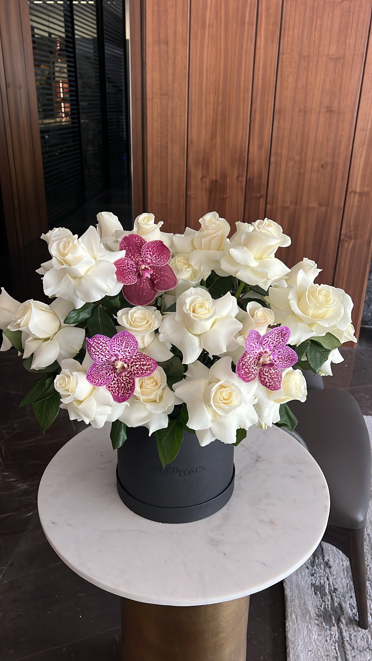 White roses and pink orchids – Seven Roses